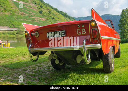 Amphic Auto, ein deutsches Amphibienfahrzeug fahren auf der Mosel bei ...