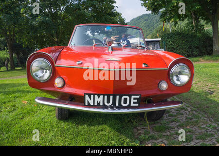 Amphic Auto, ein deutsches Amphibienfahrzeug fahren auf der Mosel bei ...
