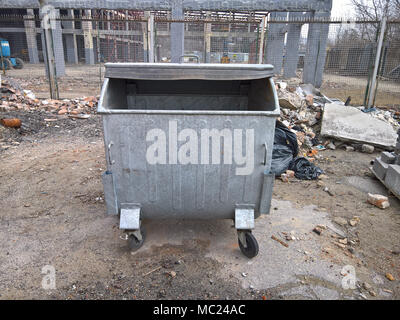 Metall Müll Müll container auf der Baustelle Stockfotografie - Alamy