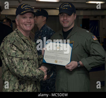 US Marine Corps Capt. Daniel Tagliarini und Staff Sgt. Joshua Fontanosa ...