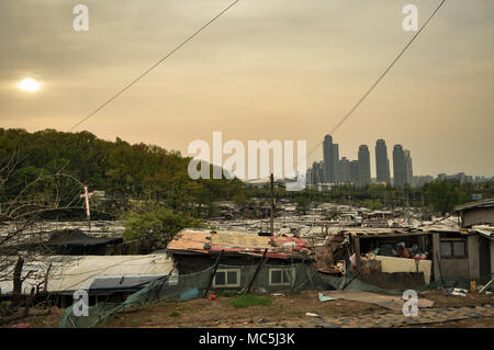 Dieser Slum ist in Gangnam Seoul, das teuerste Land in Korea. Die Türme ...