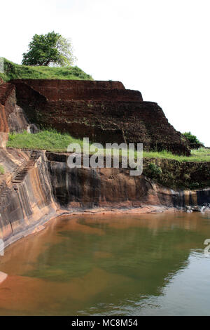 Alte Pool an der Zitadelle von Sigiriya Felsen in Sri Lanka. Bekannt ...