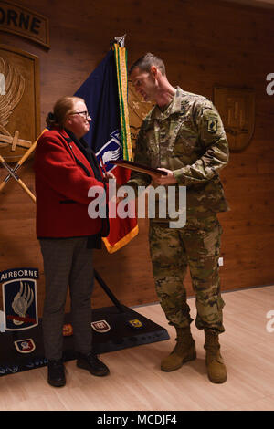 Colonel Jay Bartholomees, die 173Rd Airborne Brigade diskutiert die ...