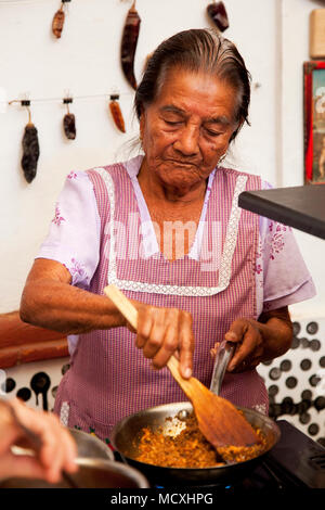 Großmutter und Mutter von Chef José Luis Diaz kochen Enchiladas de san ...