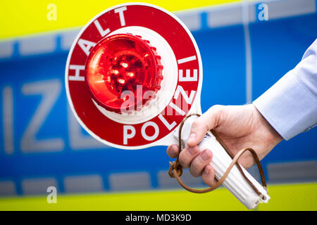 18 April 2018, Deutschland, Mönchengladbach: ein Polizist hält eine ...