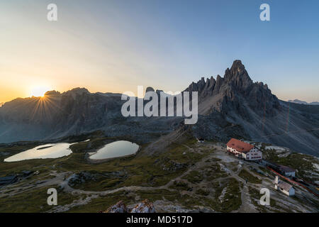 Drei Zinnen über See Antornosee mit Pfad mit Brücke, Dolomiten ...
