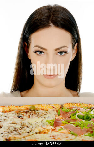 Porträt der jungen Frau mit Pizza im Cafe. Mädchen 9 Jahre alt isst Pizza im Sommer Cafe auf ...