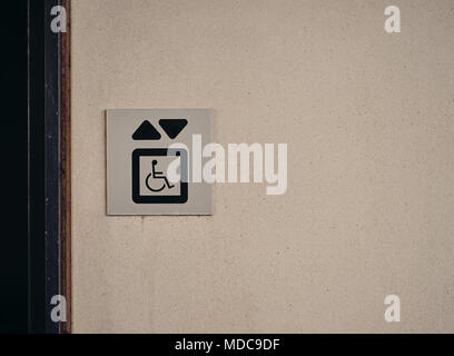 Rollstuhl Lift Aufzug Zugang Zeichen für Behinderte Männer und Frauen ...