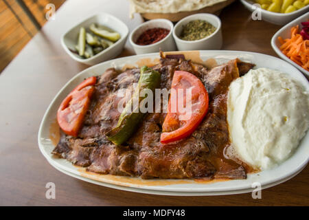Türkische Iskender kebab Stockfoto, Bild: 212966705 - Alamy