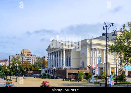 In Tjumen, Russland - 9. SEPTEMBER 2016: Runde Gebäude der Stadt ...