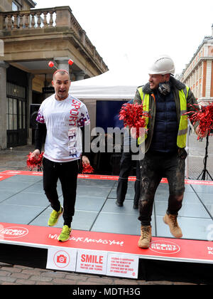 Kimberly Wyatt und Louis Spence führen einen Tanz Schlacht zur ...