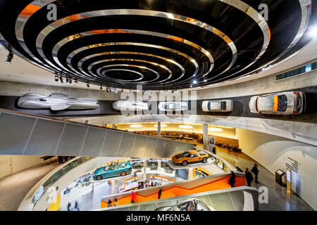 Mercedes-Benz Museum innen, Stuttgart, Deutschland. Ein weißes Pferd ...