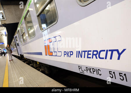 Polen PKP Intercity Zug an der Warschauer Hauptbahnhof Stockfotografie ...