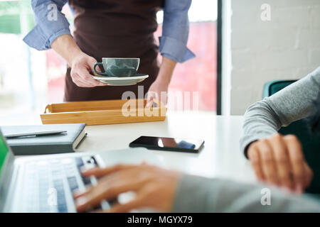 Nahaufnahme der Kellner bringt eine Tasse Tee Geschäftsfrau ...