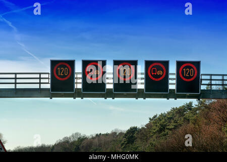 Blaue Autobahn Schild über der Straße in Deutschland an sonnigen Tag ...