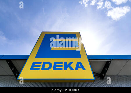 Zeichen für einen Lebensmittelmarkt EDEKA in Hamburg, Deutschland ...