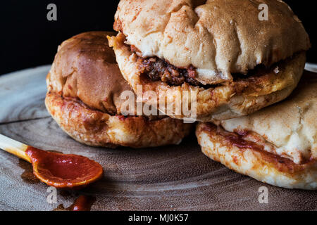 Türkische Nass Burger mit Sauce/islak Hamburger auf einer hölzernen ...