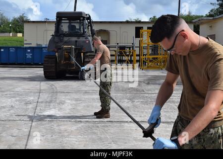 CAMP COVINGTON, Guam (31. 13, 2017) Konstruktionsmechaniker ...