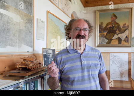 18 April 2018, Deutschland, Herrlingen: Ein Schild weist den Weg zu ...