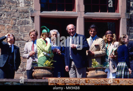 Wis Pierre Brice und Ehefrau Hella zu 206 bei Familie Beissel von ...