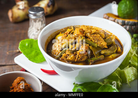 Thai Food: Die eingeweide von Makrele fisch Bauch hot spicy Curry oder ...