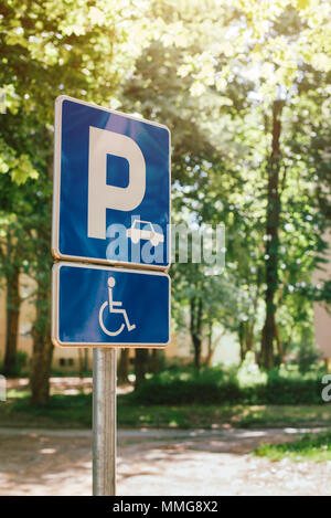 Behinderten Parkplatz Schild gemalt On The Asphalt In A Car Park ...