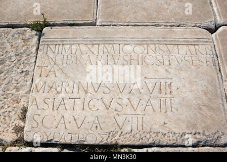 Griechische Inschrift auf Steinsäule, das antike Olympia, Elis, West ...