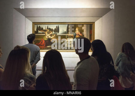 Besucher in der Galleria Degli Uffizi vor Sandro Botticelli Malerei Allegorie des Frühlings ...