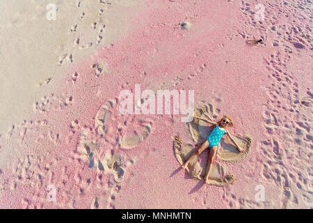 Mädchen, Engel im Sand am Strand, erhöhte Ansicht Stockfotografie - Alamy