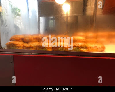 Türkische Nass Burger mit Sauce/islak Hamburger auf einer hölzernen ...