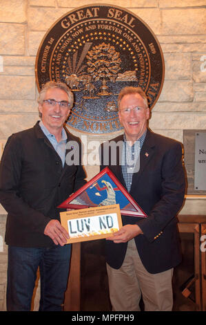 Gouverneur von North Dakota Doug Burgum besucht mit Mitgliedern der ...