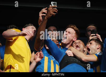 Von Shrewsbury Town Jon Nolan (2. links) und Shrewsbury Town Torwart ...