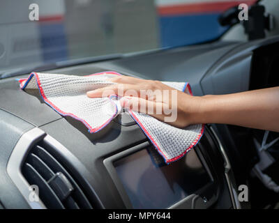 Ein Mann Reinigung Auto Innenraum, Autoteilen (oder Aufbereitung ...