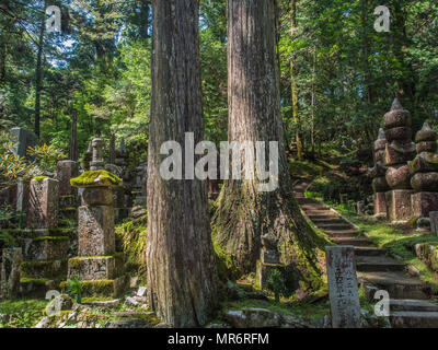 Steinstufen und gorinto 5-tiered Stupas, Memorial Grabsteine und ...