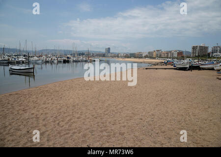 Der Strand und die Stadt von Palamos an der Costa Brava in Spanien ...