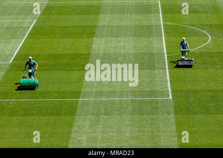 Platzwarte bereiten Sie den Boden vor dem Finale der UEFA Champions ...