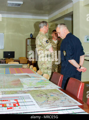 Mitarbeiter des EUCOM Control Center – Ukraine/International Geber ...