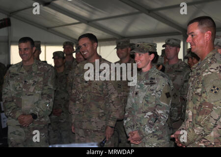 Oberstleutnant Robert Rochon (von links); Oberst Christopher Norrie ...