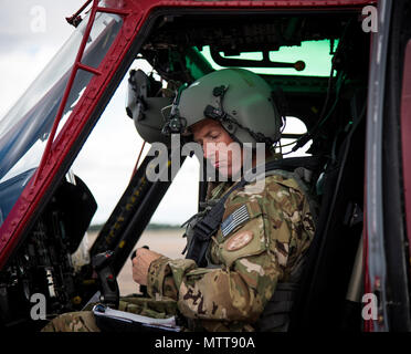 Ein 413. Flight Test Squadron UH-1 Huey hebt zwei 20. Air Support ...
