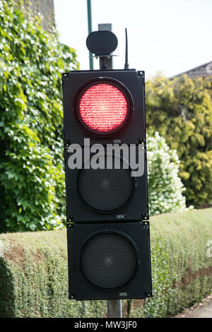 Rotes Licht zeigt auf temporäre Verkehrszeichen Stockfotografie - Alamy