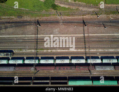 Zug fährt auf Schienen der Ansicht von oben Stockfoto, Bild: 187662047 ...