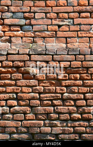 Sehr altes Mauerwerk aus rotem Backstein. Wand mit Gips abgefallen ...