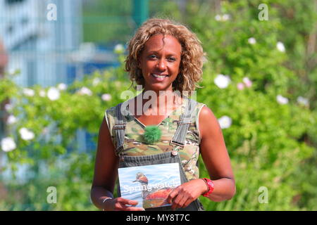 Die TV-Moderatorin Gillian Burke filmt live im St Aidan's Nature Park ...