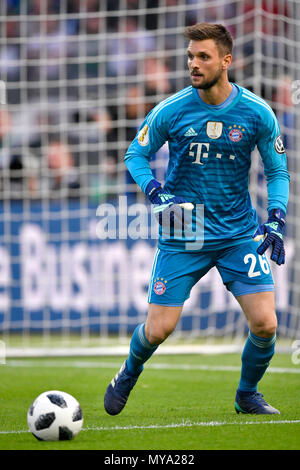 Torwart Sven Ulreich FC Bayern München mit seiner Frau Lisa, die ...