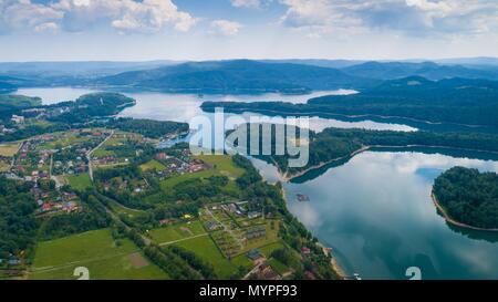 Solina See im Bieszczady Gebirge in Polen - Blick vom Solina Dorf im ...