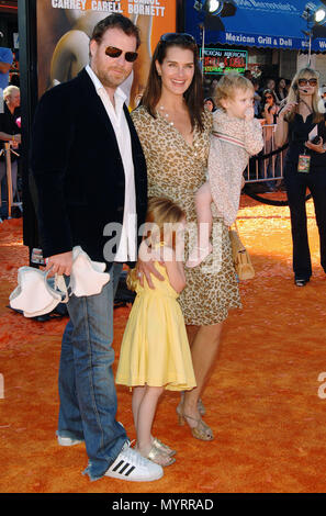 Brooke Shields mit Ehemann Chris und Töchter Horton hört ein Hu ...