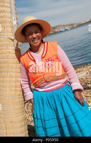 Anwohner der schwimmenden Schilfinseln der Uros, Titicacasee, Peru Stockfotografie - Alamy