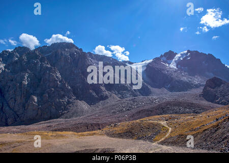 Blick auf Talgar Pass in Zaiyliskiy Alatau. Kasachstans Stockfotografie ...