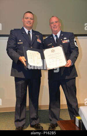 Chief Master Sgt. George Gould der 72. Antenne Port Staffel zieht sich ...