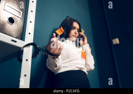 Frau in Handschellen aus Metall Rack Stockfoto, Bild: 208025424 - Alamy